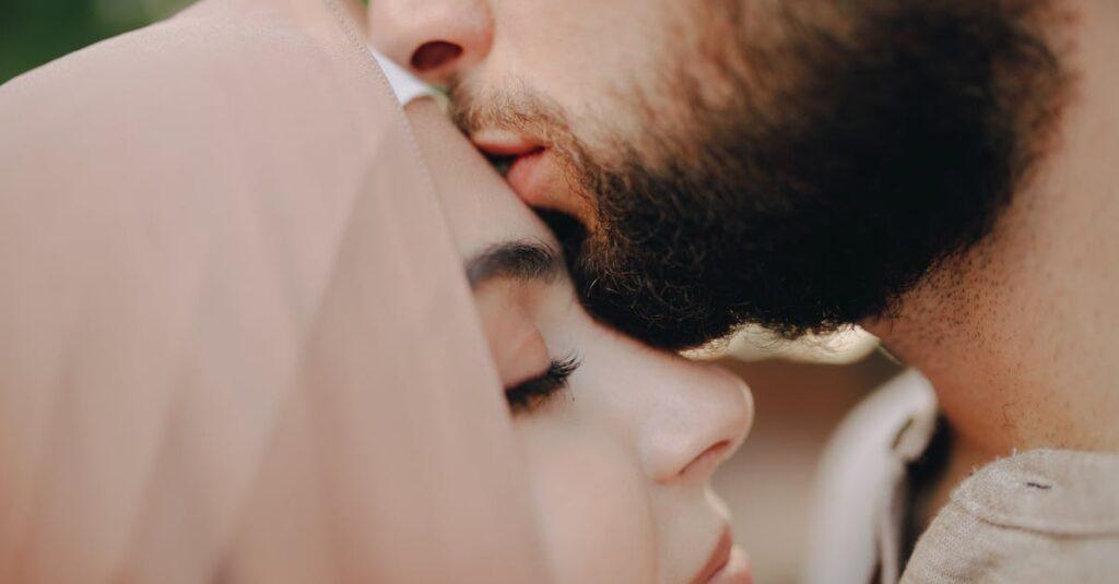 Le bisou sur le front : signification de ce geste d'amour universel - L-echo